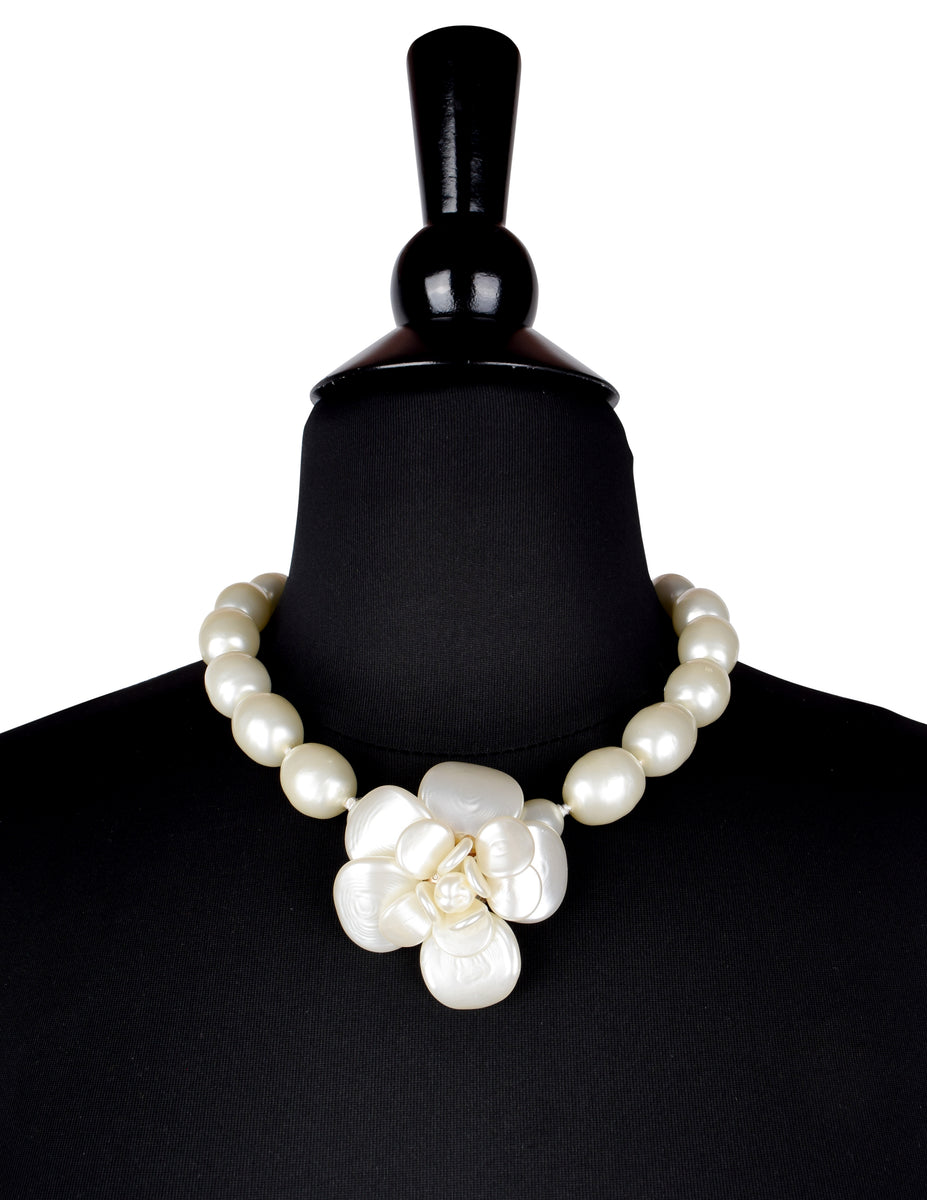 Chanel camellia pearl necklace store
